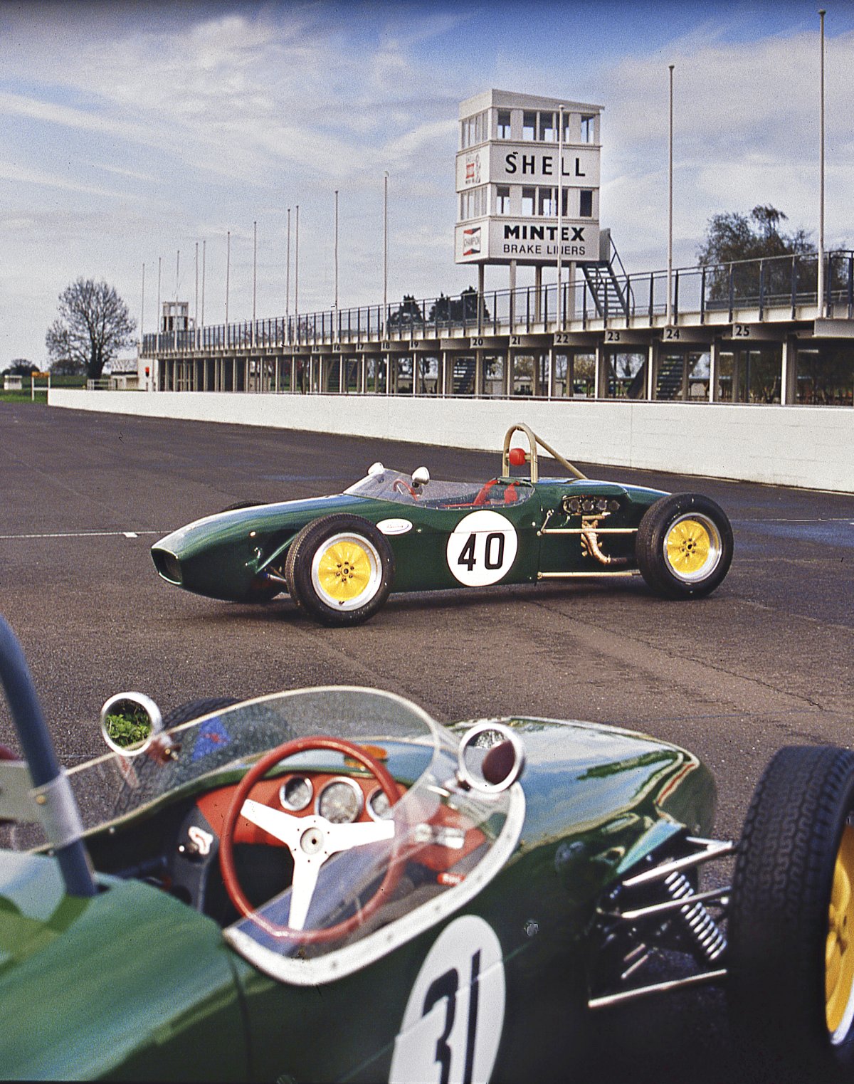 Kolmen suurmiehen Colin Chapmanin, Mike Costin ja Keith Duckworthin ...