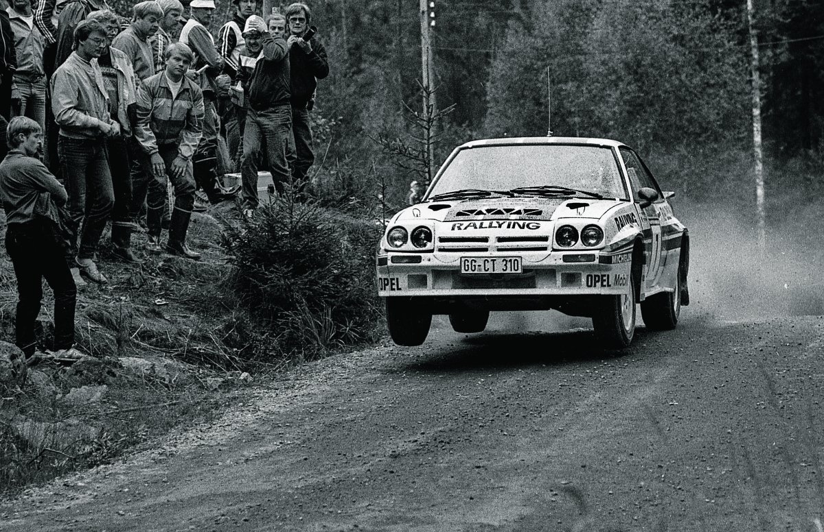 Vettä satoi ja oli säkkipimeää, kun Henri Toivonen totesi Ari Vataselle ...